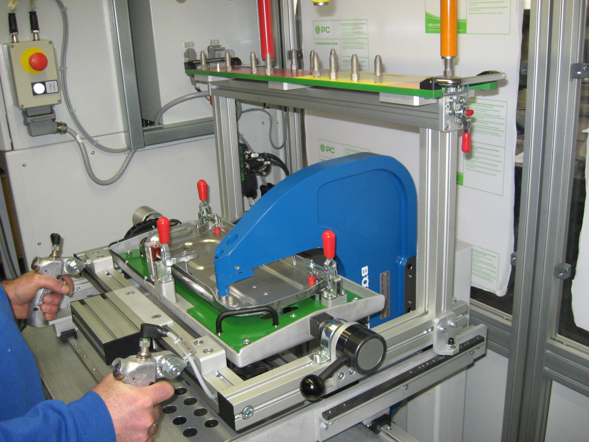 Punch-rivet at a manual work place - GETECHA